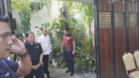 Kejutan Ultah Jokowi Ke-64: Warga Tumpengan Meriah di Depan Rumah ...