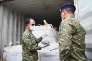 Kasum TNI tinjau kontainer mineral radioaktif hasil sitaan TNI AL di ...